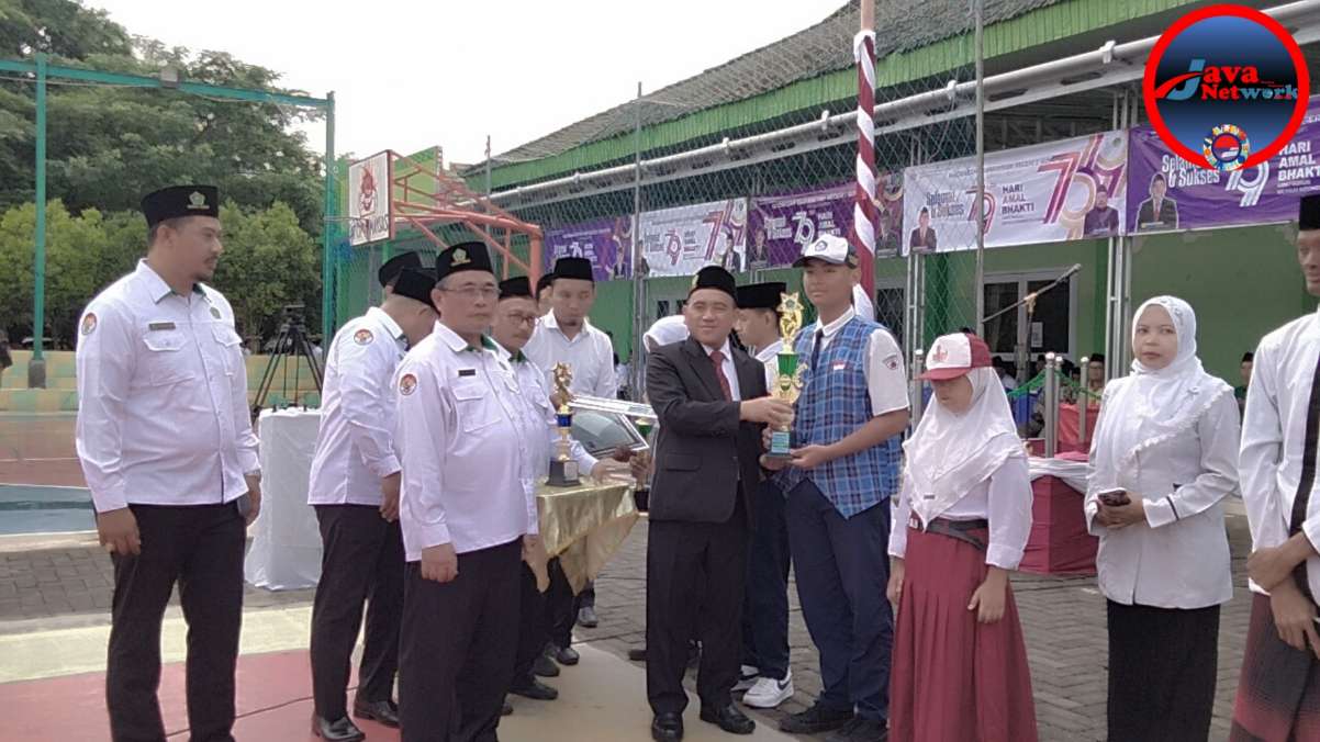 Peringati HAB ke-79, Kepala Kemenag Sumenep Serahkan Piagam Penghargaan ...