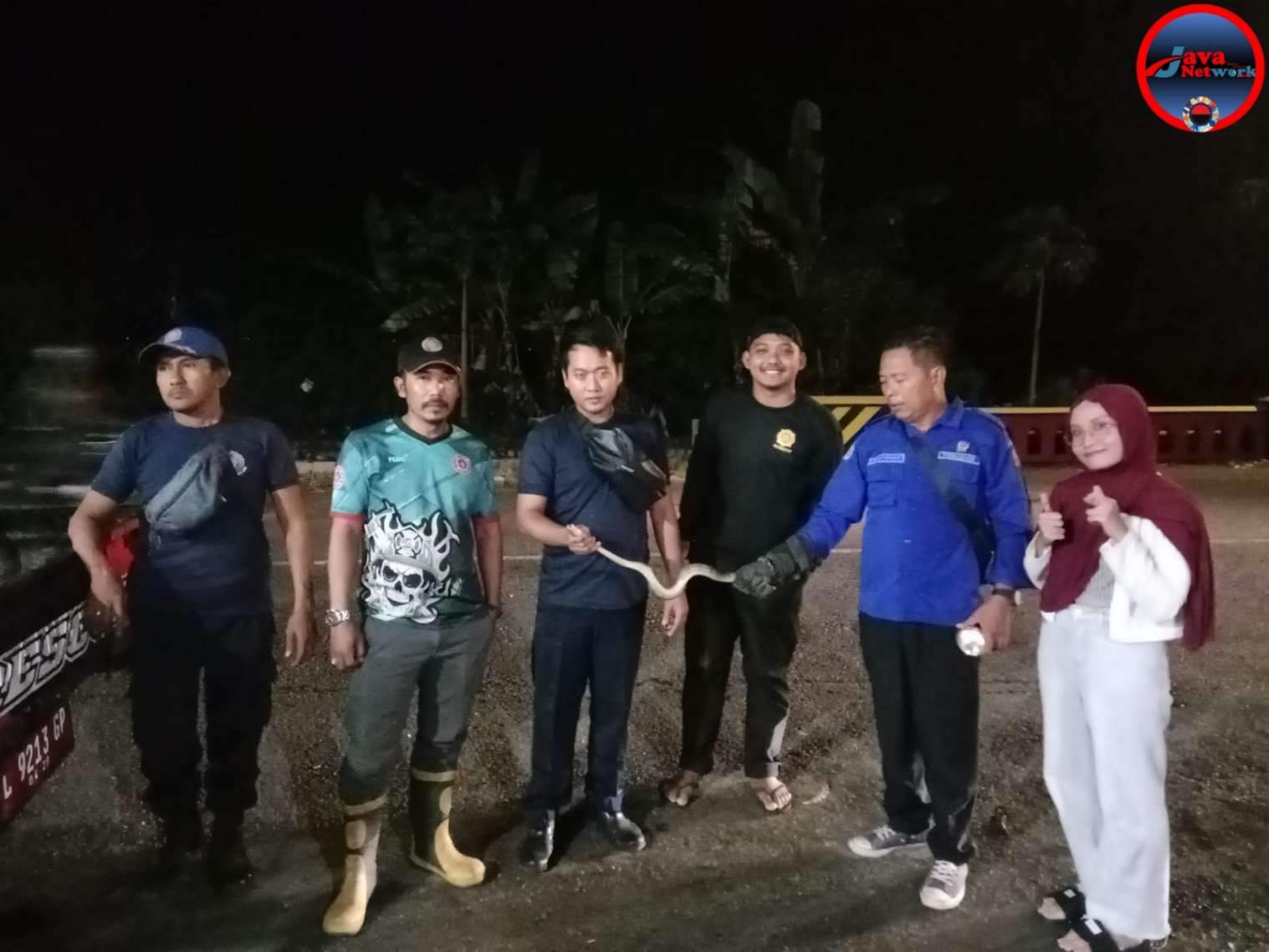 Malam Mencekam di Cafe D'LARIS: Tim Damkar Sumenep Evakuasi Ular Liar ...